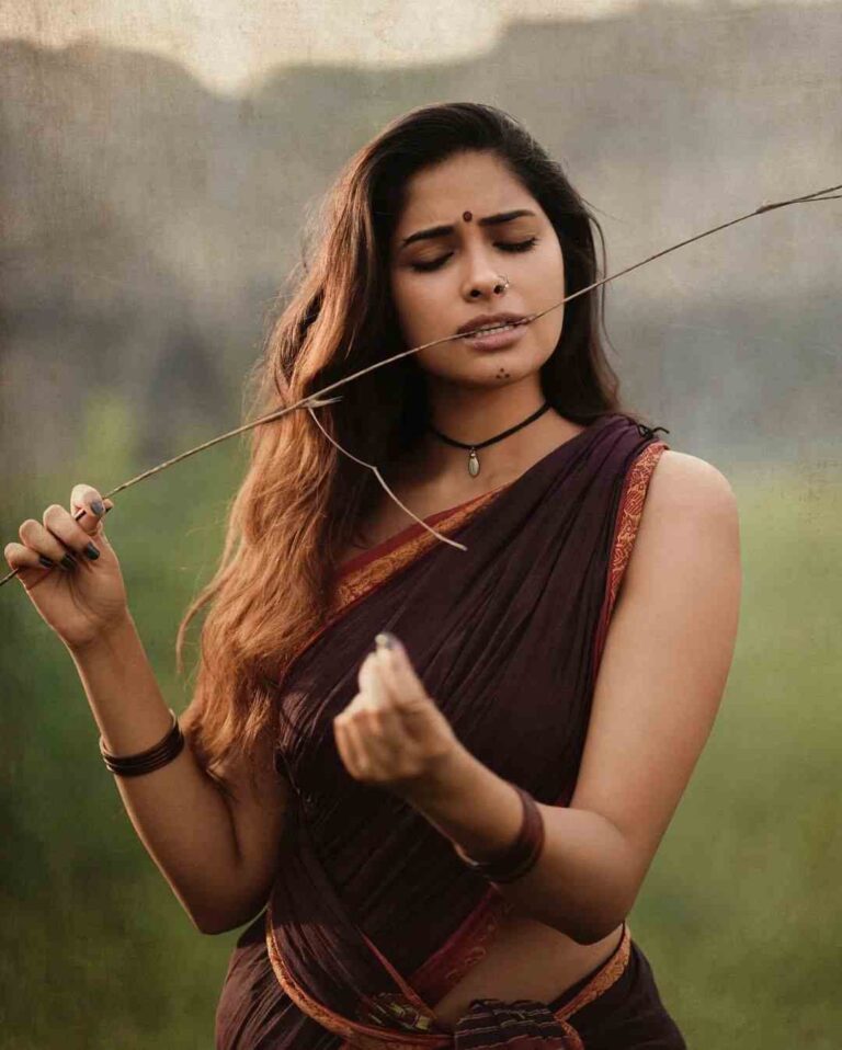 Divi vadthya silky slim navel exposed in saree - glamsundari.in