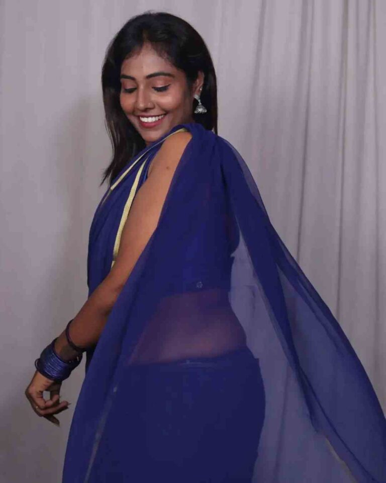 Gomathi cbe ponnu chubby navel and cleavage exposed in blue saree ...