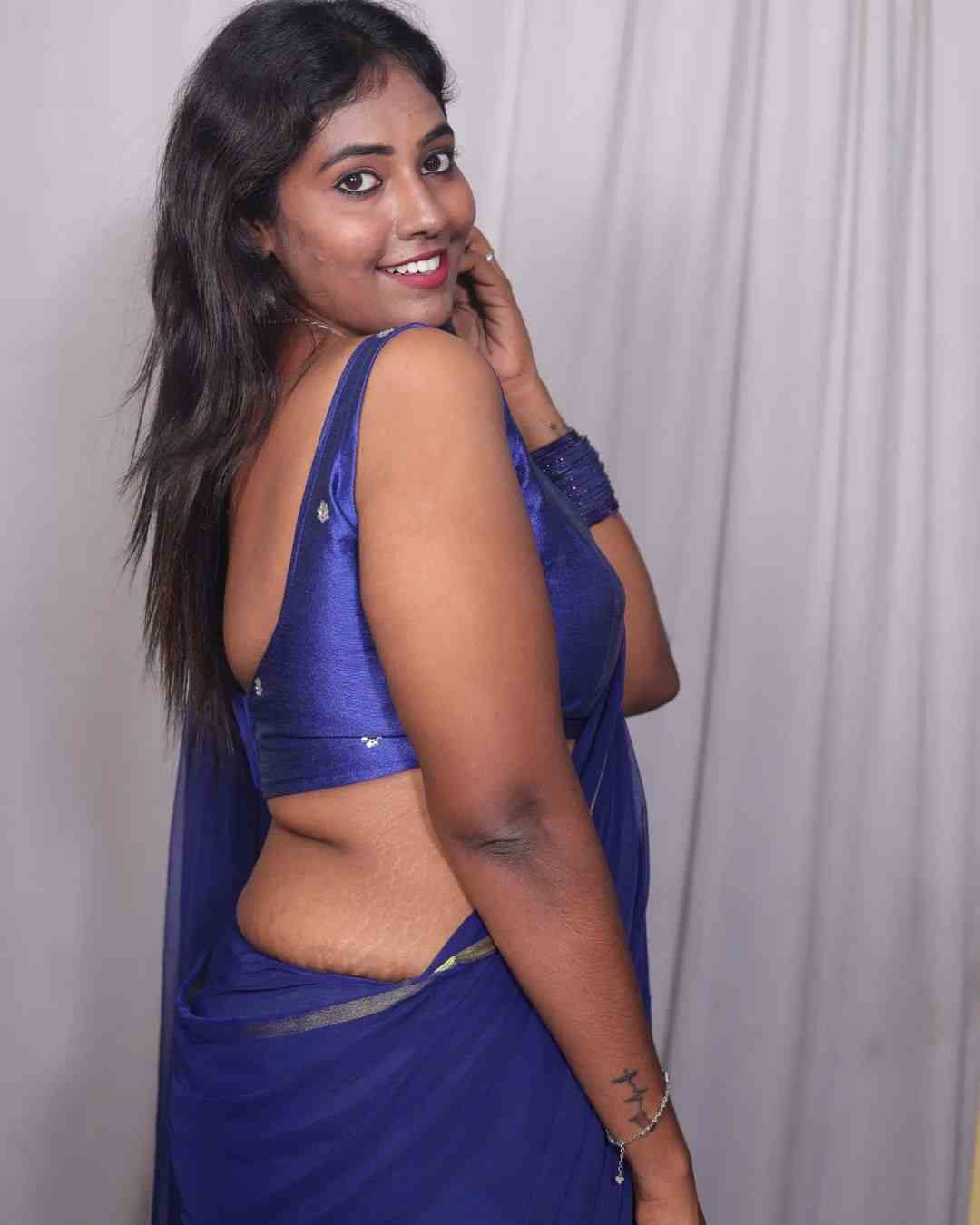 Gomathi cbe ponnu chubby navel and cleavage exposed in blue saree ...