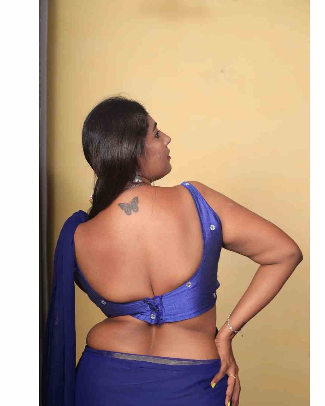 Gomathi cbe ponnu chubby navel and cleavage exposed in blue saree ...