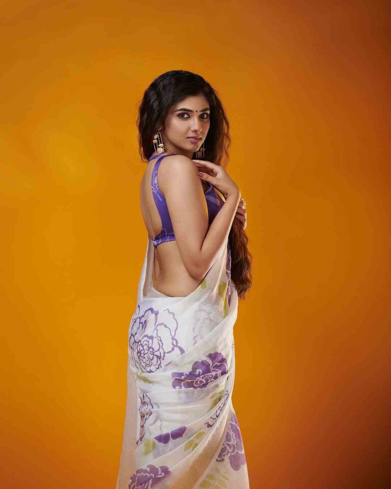 Pragya nagra spicy curvy navel and cleavage exposed in saree - glamsundari.in