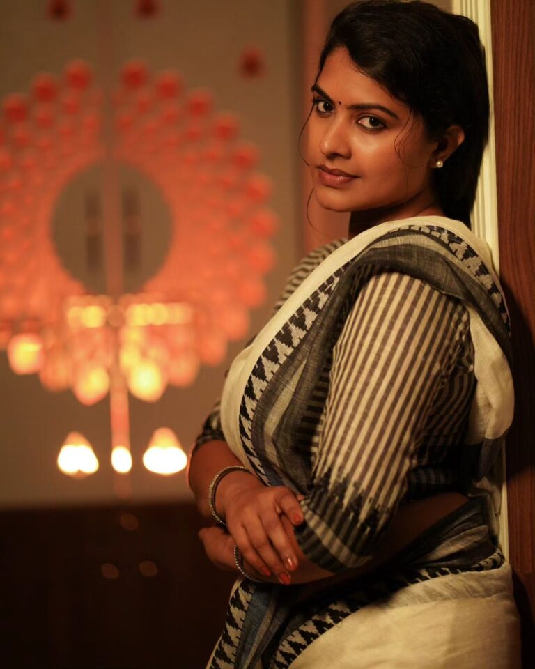 Rachitha mahalakshmi hot photoshoot in saree - glamsundari.in