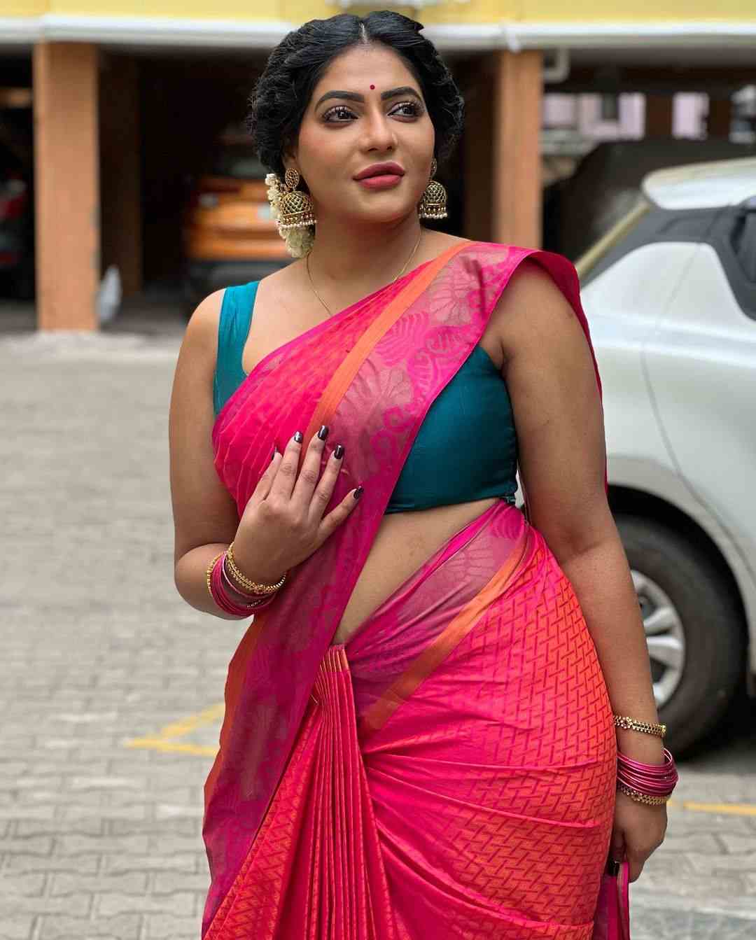 Reshma pasupuleti busty navel and hot body shape exposed in saree - glamsundari.in