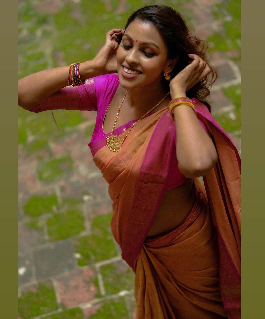 Sri nikha spicy navel exposed in silk saree - glamsundari.in