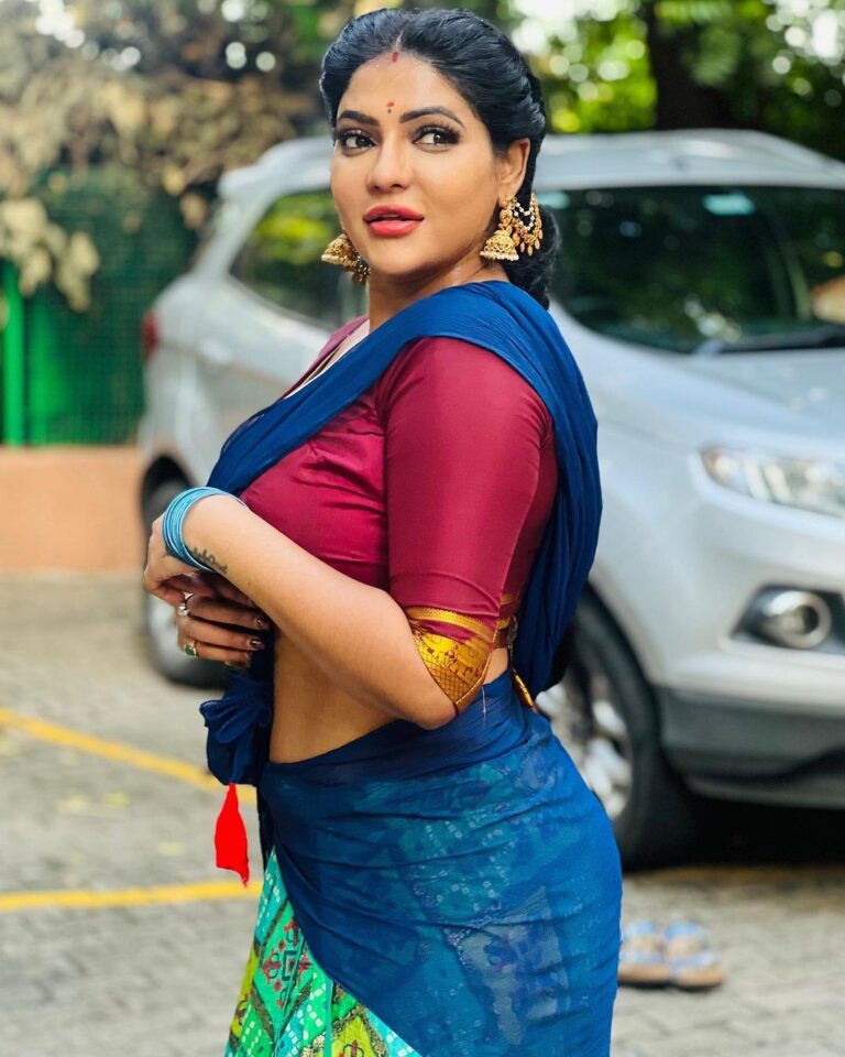 Reshma aunty looks too hot in dhavani - glamsundari.in