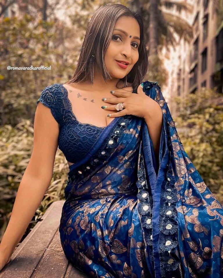 Roma aunty silky slim navel and cleavage exposed in sleeveless saree ...