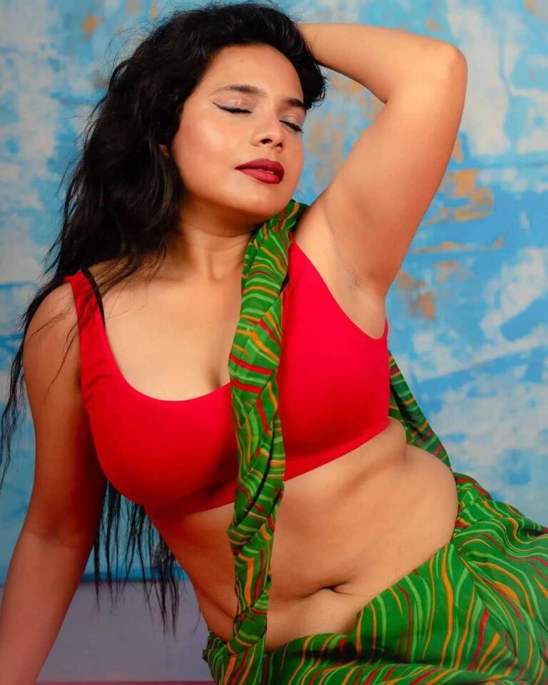 Aritri dey chubby cleavage and navel exposed in saree - glamsundari.in