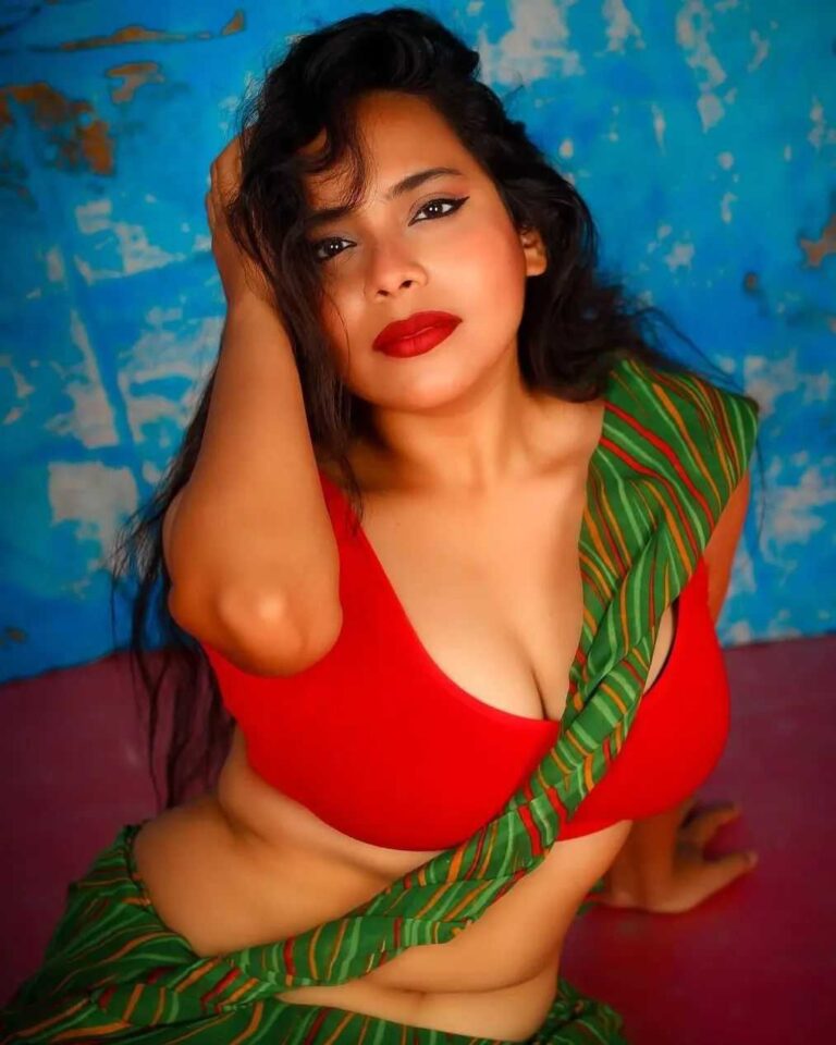 Aritri dey chubby cleavage and navel exposed in saree - glamsundari.in