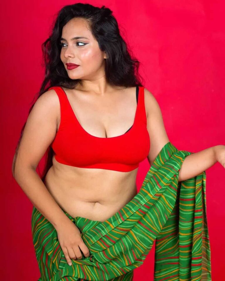 Aritri dey chubby cleavage and navel exposed in saree - glamsundari.in
