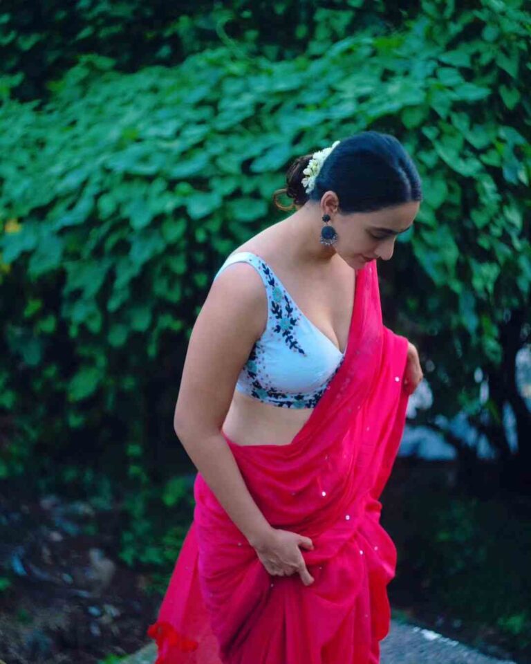 Megha shukla spicy cleavage and navel exposed in bare back saree ...