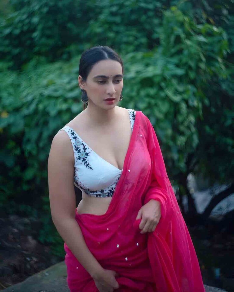 Megha shukla spicy cleavage and navel exposed in bare back saree ...