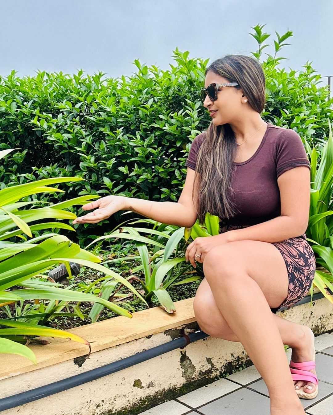 Roma varadkar thunder thighs exposed in hot mini skirt - glamsundari.in