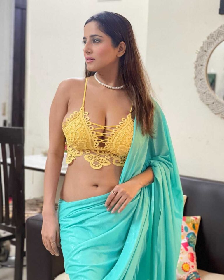 Tv actress komal sharma cleavage and navel exposed in bikini blouse & saree - glamsundari.in