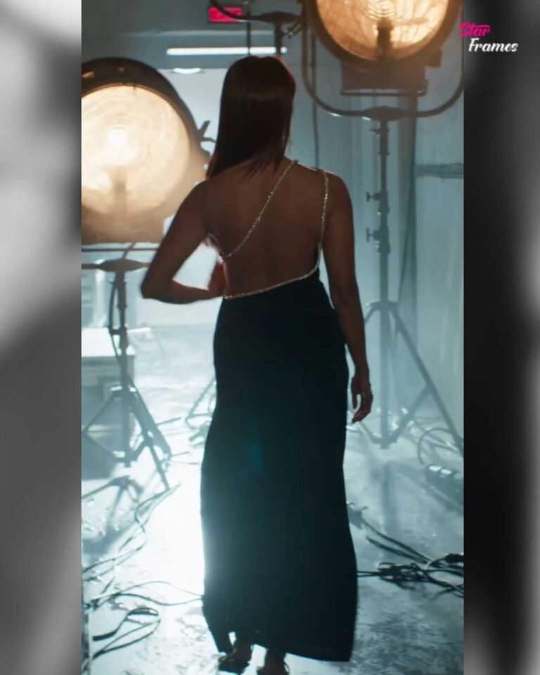 Pooja Hegde Hot Photoshoot In Bare Back Sleeveless Gown 8652