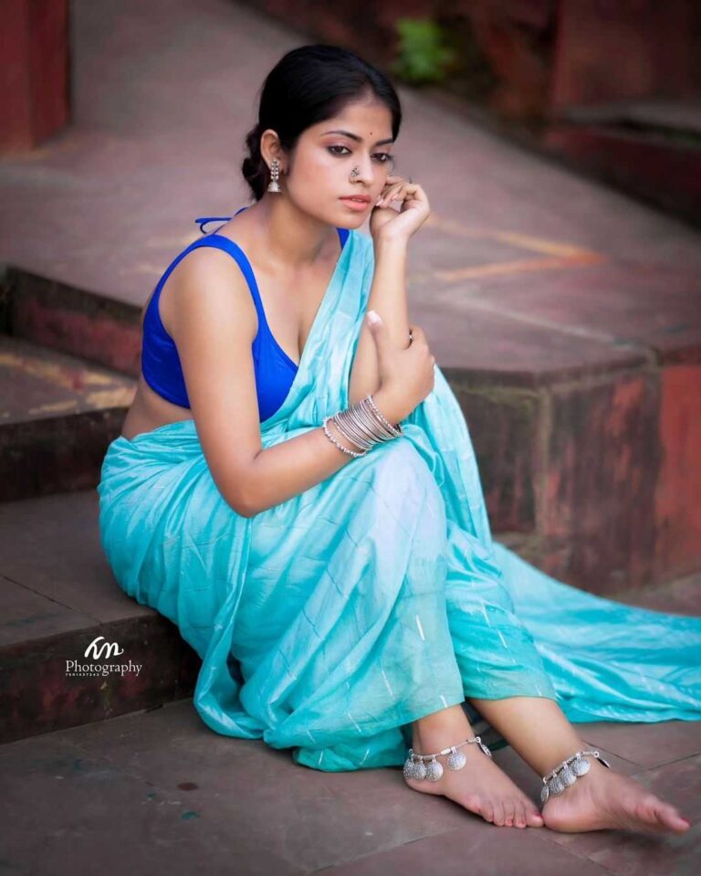 Raisree dutta hot cleavage and navel exposed in sleeveless saree - glamsundari.in