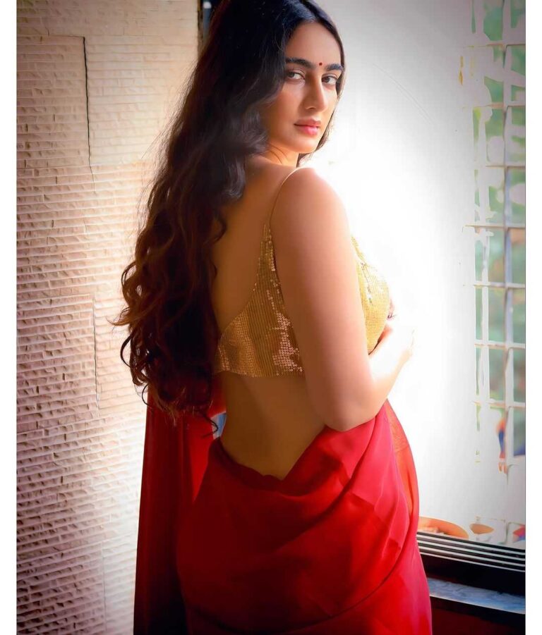 Megha shukla spicy navel and cleavage exposed in red sleeveless saree.. - glamsundari.in
