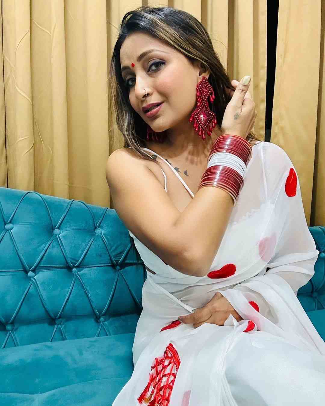 Roma varadkar spicy cleavage navel exposed in white sleeveless saree ...