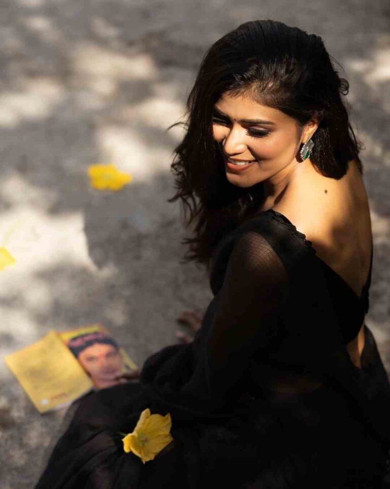 Saarya laxman silky slim navel exposed in transparent saree ...