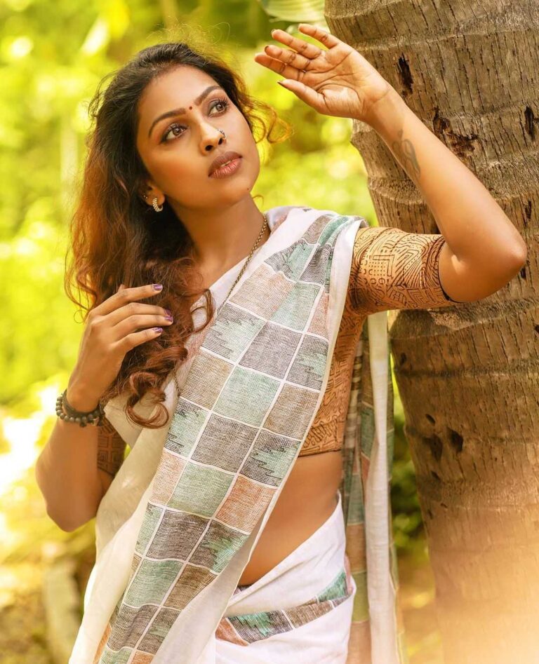 Sri nikha spicy navel exposed in saree photoshoot - glamsundari.in