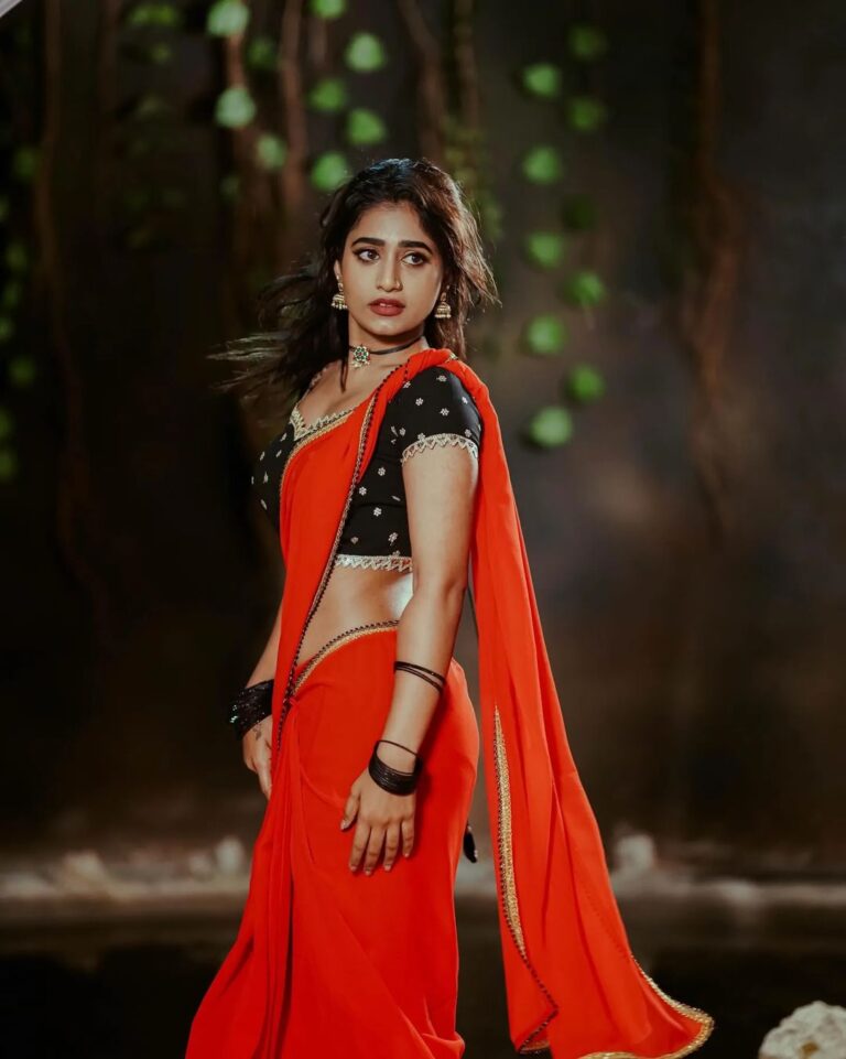 BigBoss 7 Fame Nayani Pavani Silky Curvy Navel Exposed In Bare Back ...