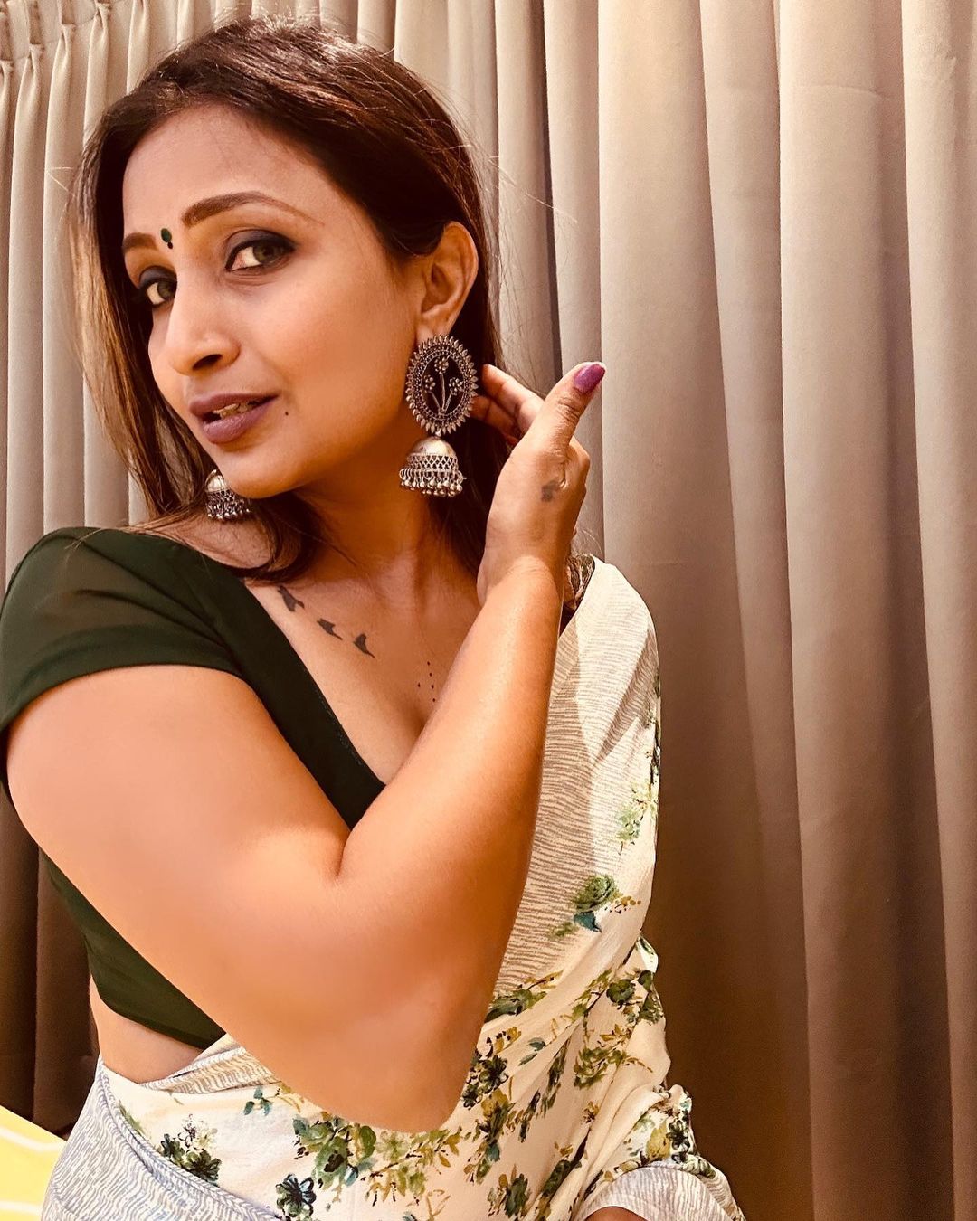 Roma Varadkar White Saree Navel Photos.. - glamsundari.in