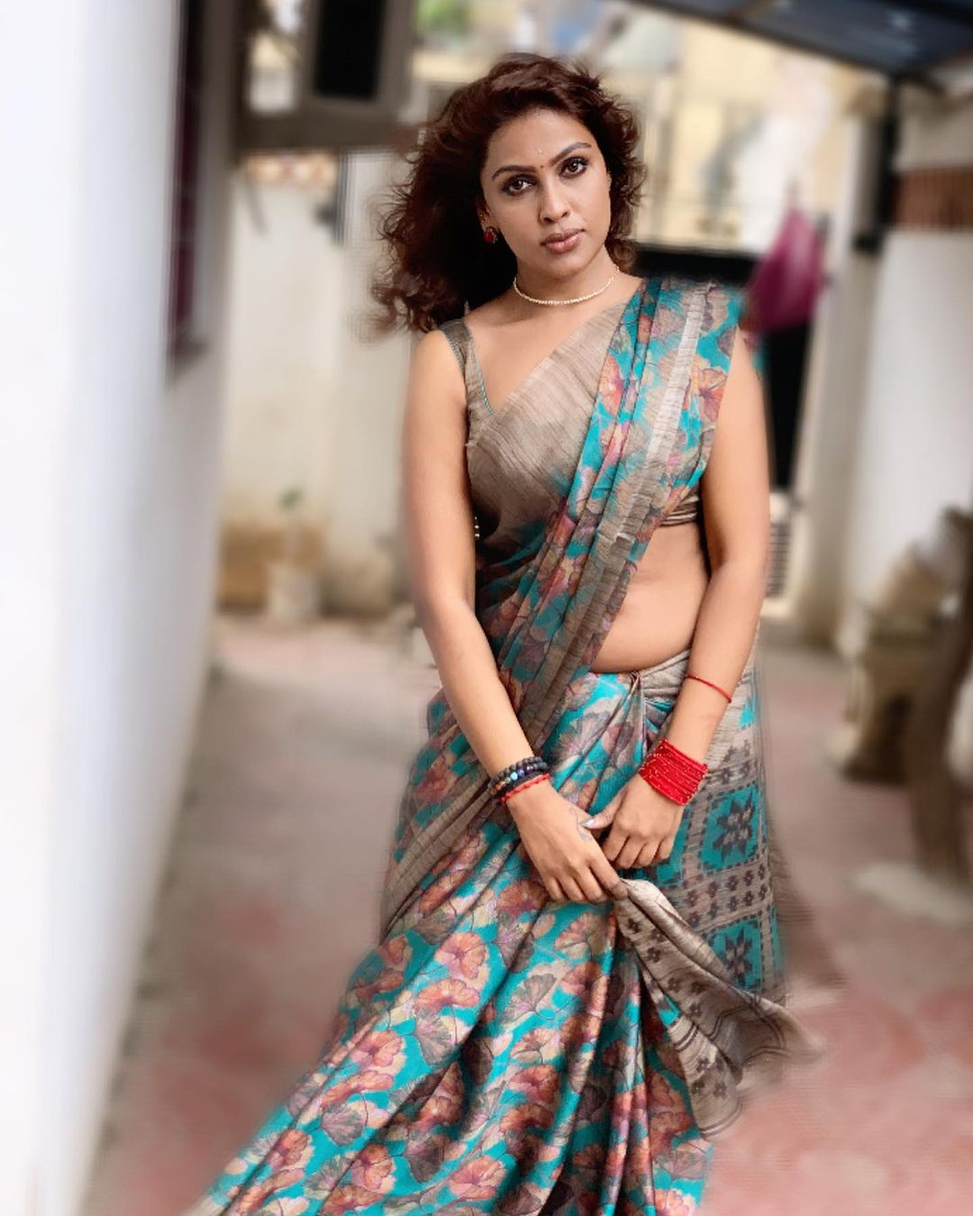 Srinikha Navel Photos In Saree - glamsundari.in