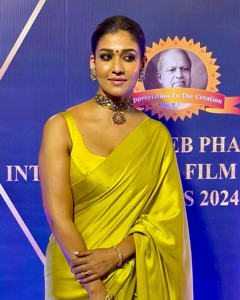 Nayanthara Spicy Cleavage Exposed In Saree At Award Show.. - glamsundari.in