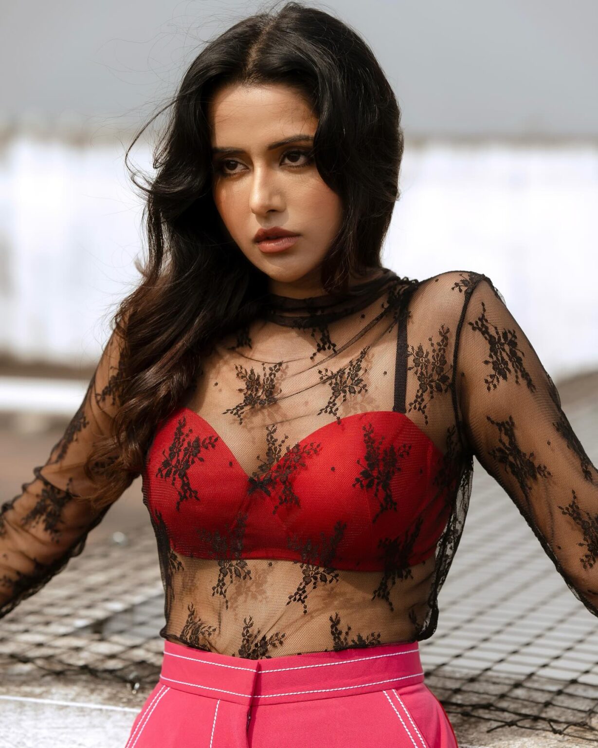 Raiza Wilson Cleavage & Navel Exposed In Transparent Outfit.. - glamsundari.in