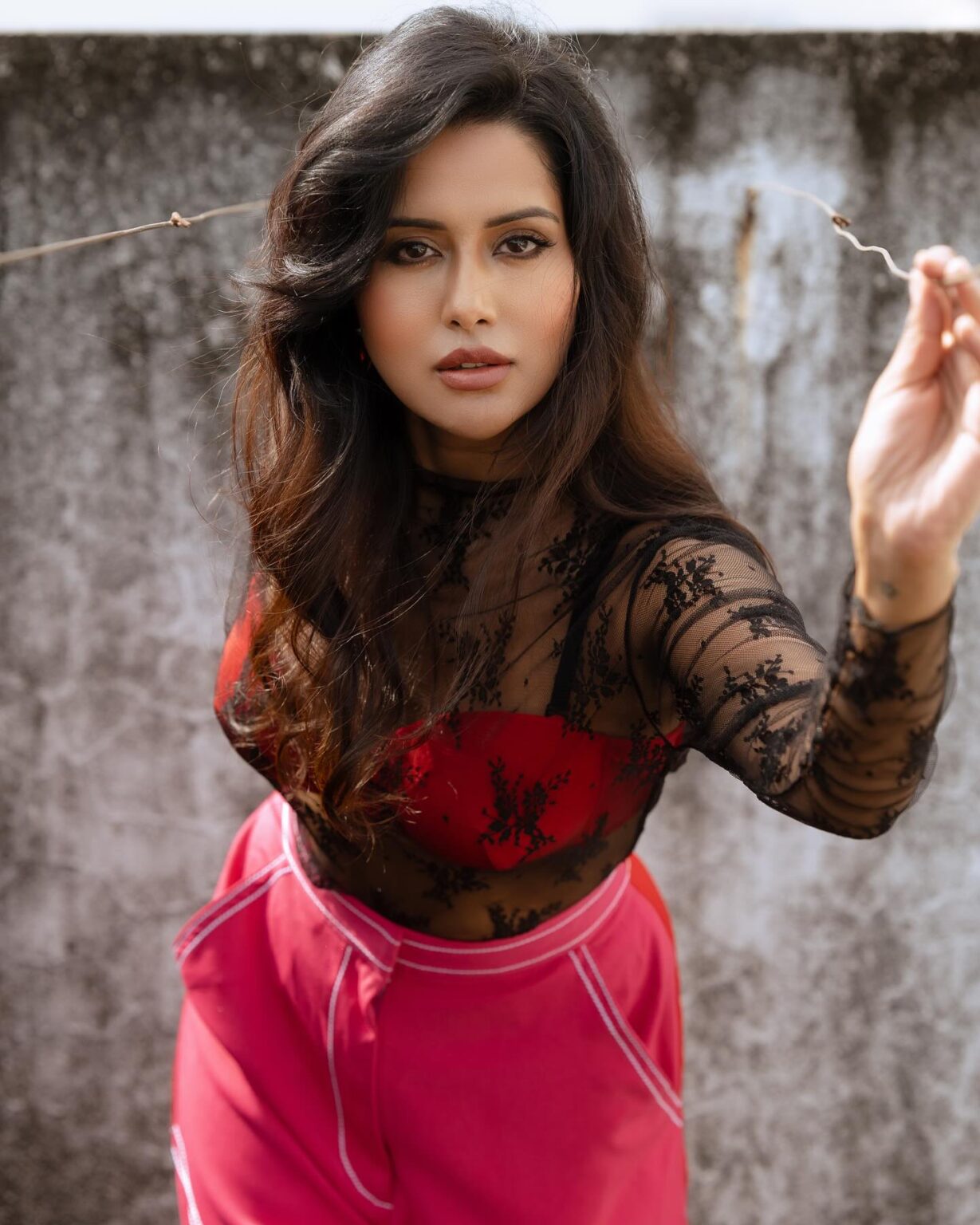 Raiza Wilson Cleavage & Navel Exposed In Transparent Outfit.. - glamsundari.in