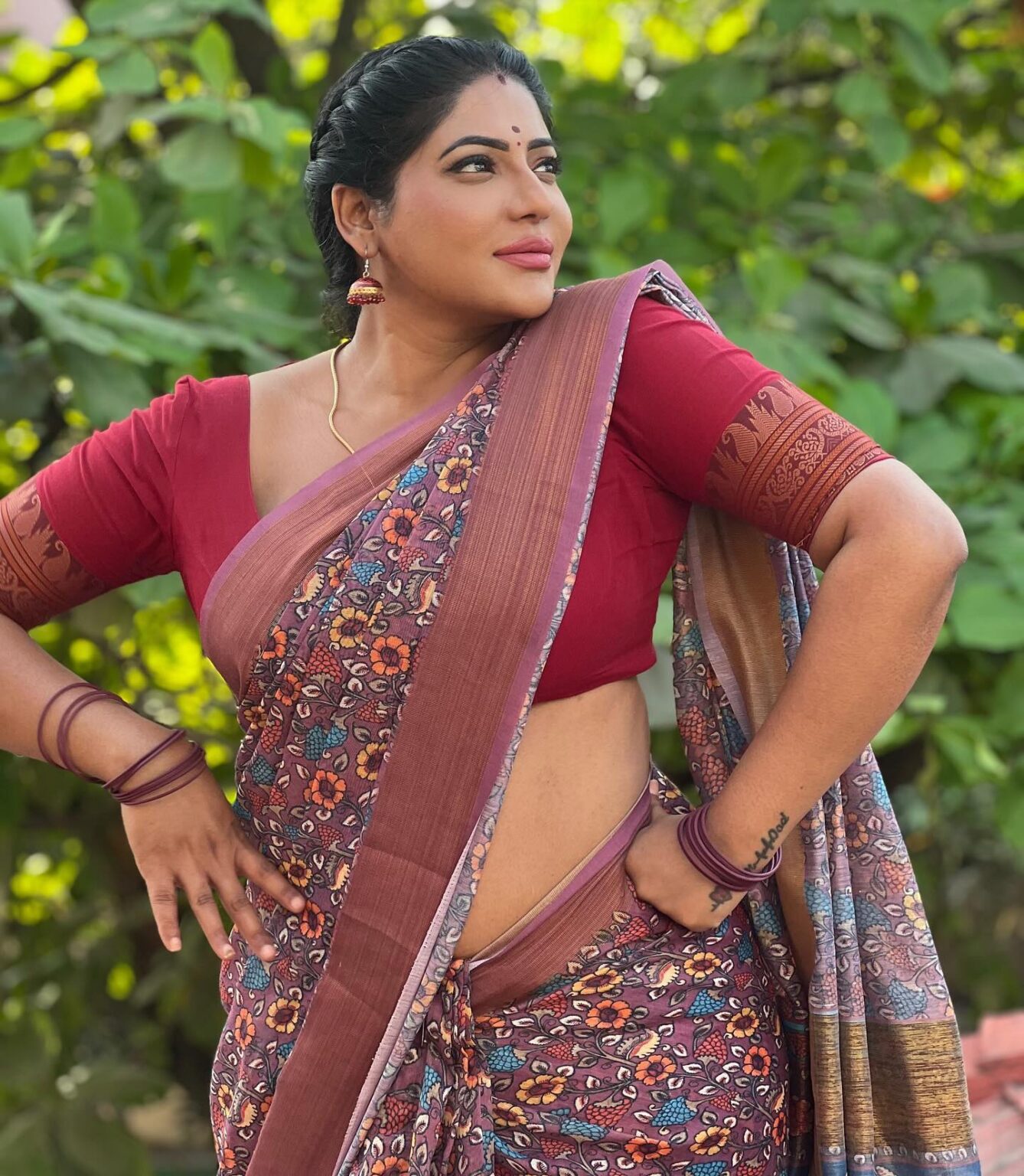 Reshma Pasupuleti Busty Navel Exposed In Saree.. - glamsundari.in