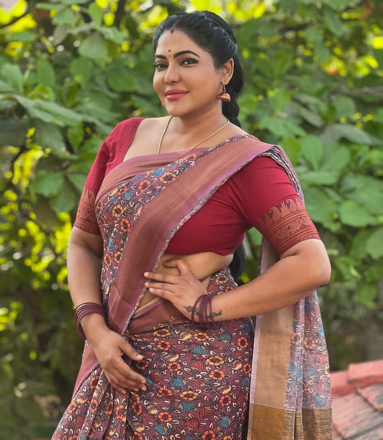 Reshma Pasupuleti Busty Navel Exposed In Saree.. - glamsundari.in