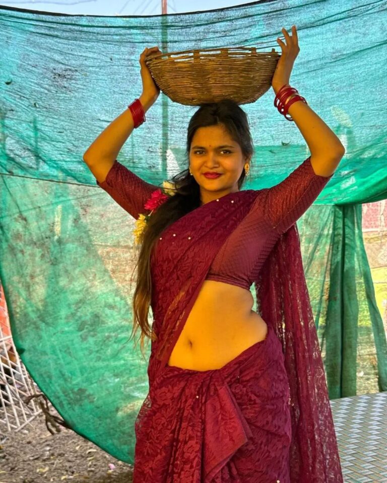 Cute Girl Sahiba Chubby Navel & Belly Button Exposed In Saree ...