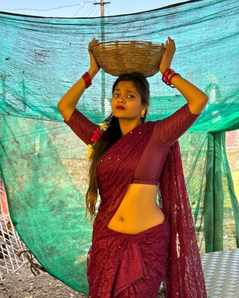 Cute Girl Sahiba Chubby Navel & Belly Button Exposed In Saree ...