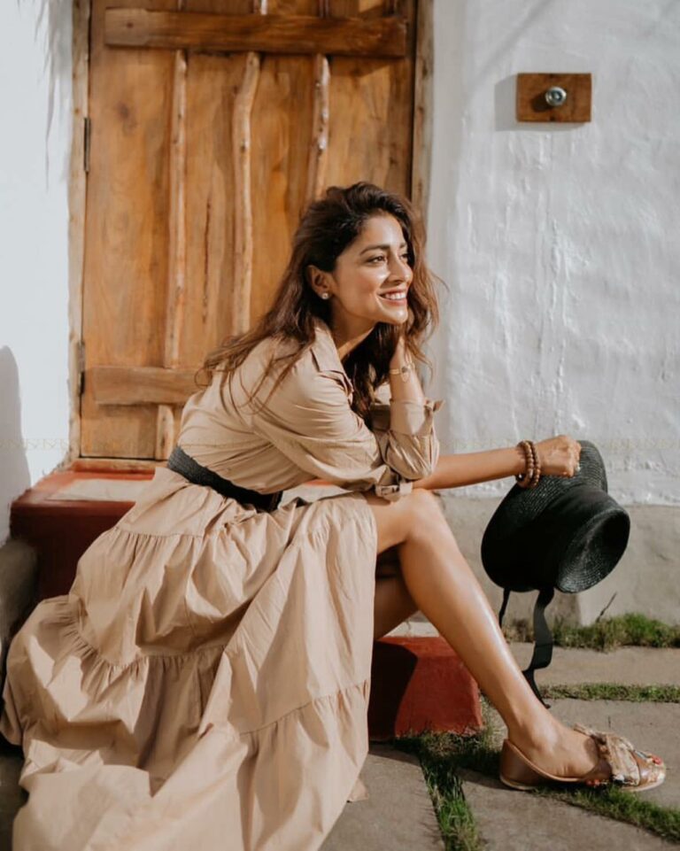 Shriya Saran Thunder Thighs Exposed In Glam Outfit