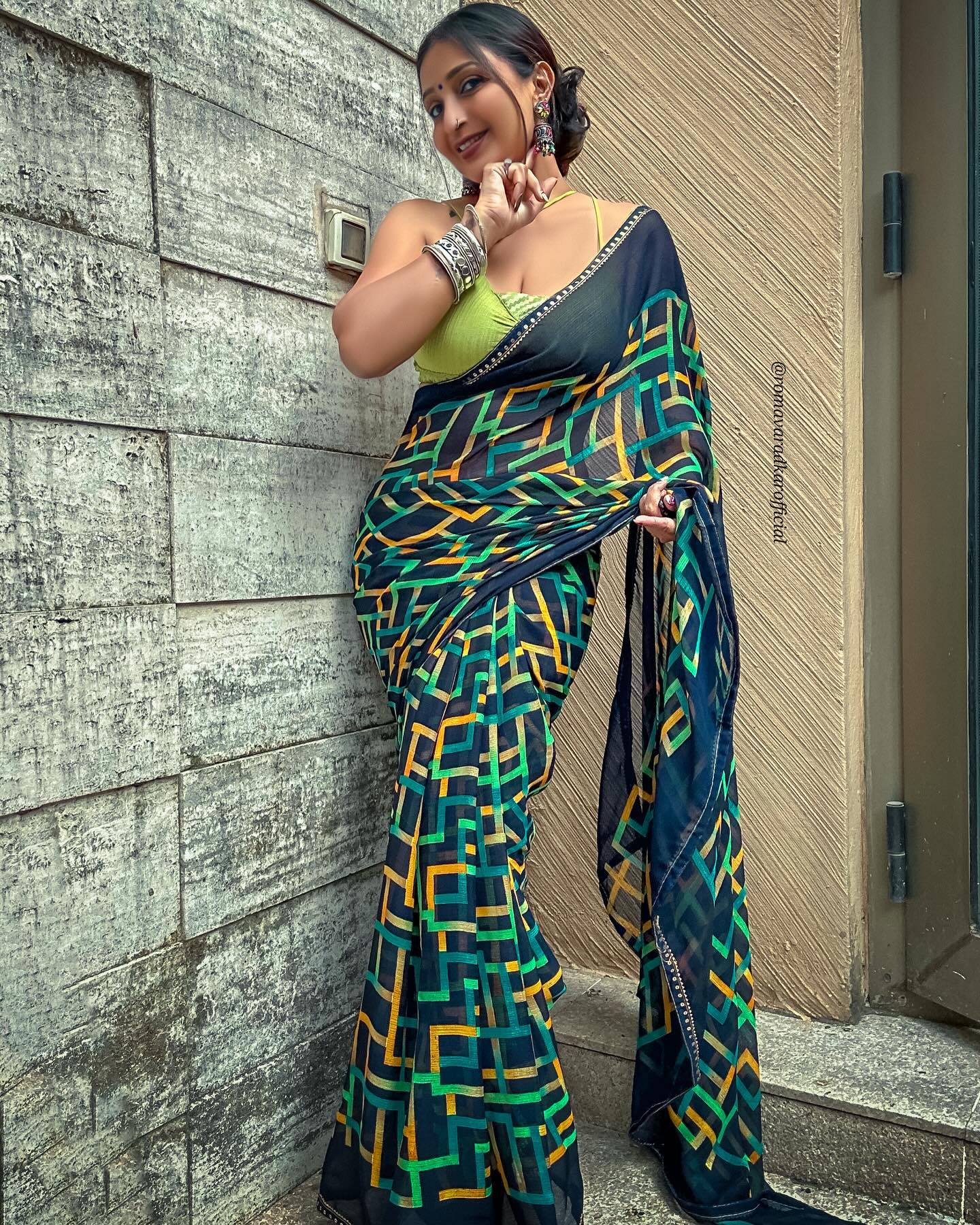 Roma Varadkar Chubby Cleavage & Curvy Navel Exposed In Saree ...