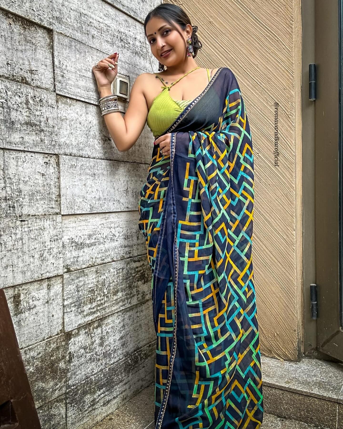 Roma Varadkar Chubby Cleavage & Curvy Navel Exposed In Saree ...