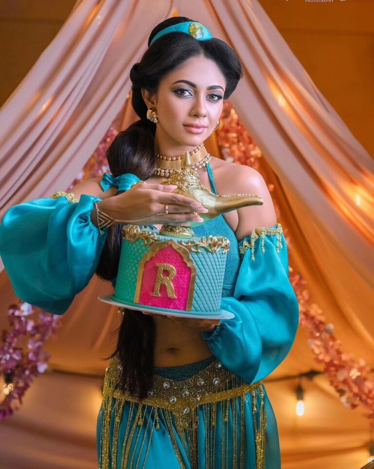 Rashipraba Sandeepani Chubby Cleavage & Navel Exposed In Glam Outfit ...