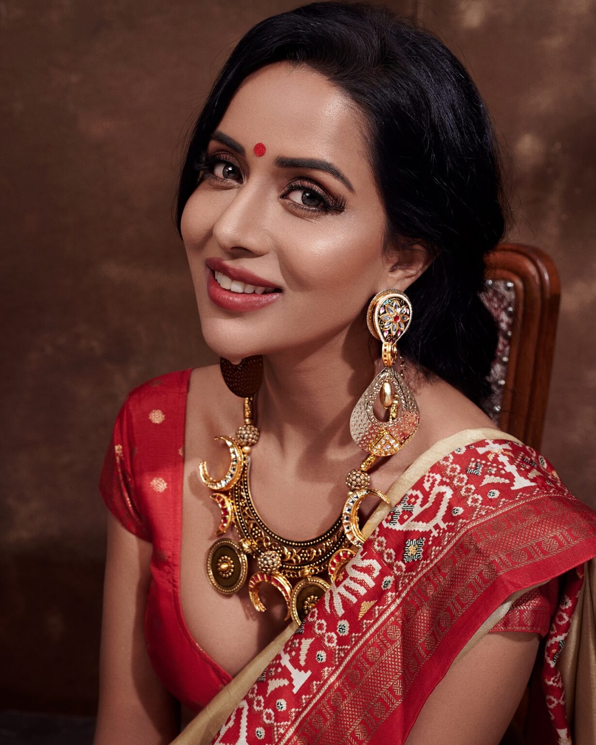 Raiza wilson spicy cleavage & silky navel exposed in saree. - glamsundari.in