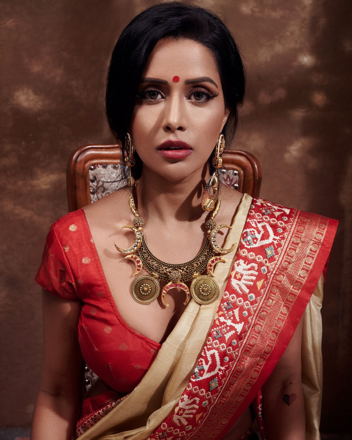 Raiza wilson spicy cleavage & silky navel exposed in saree. - glamsundari.in