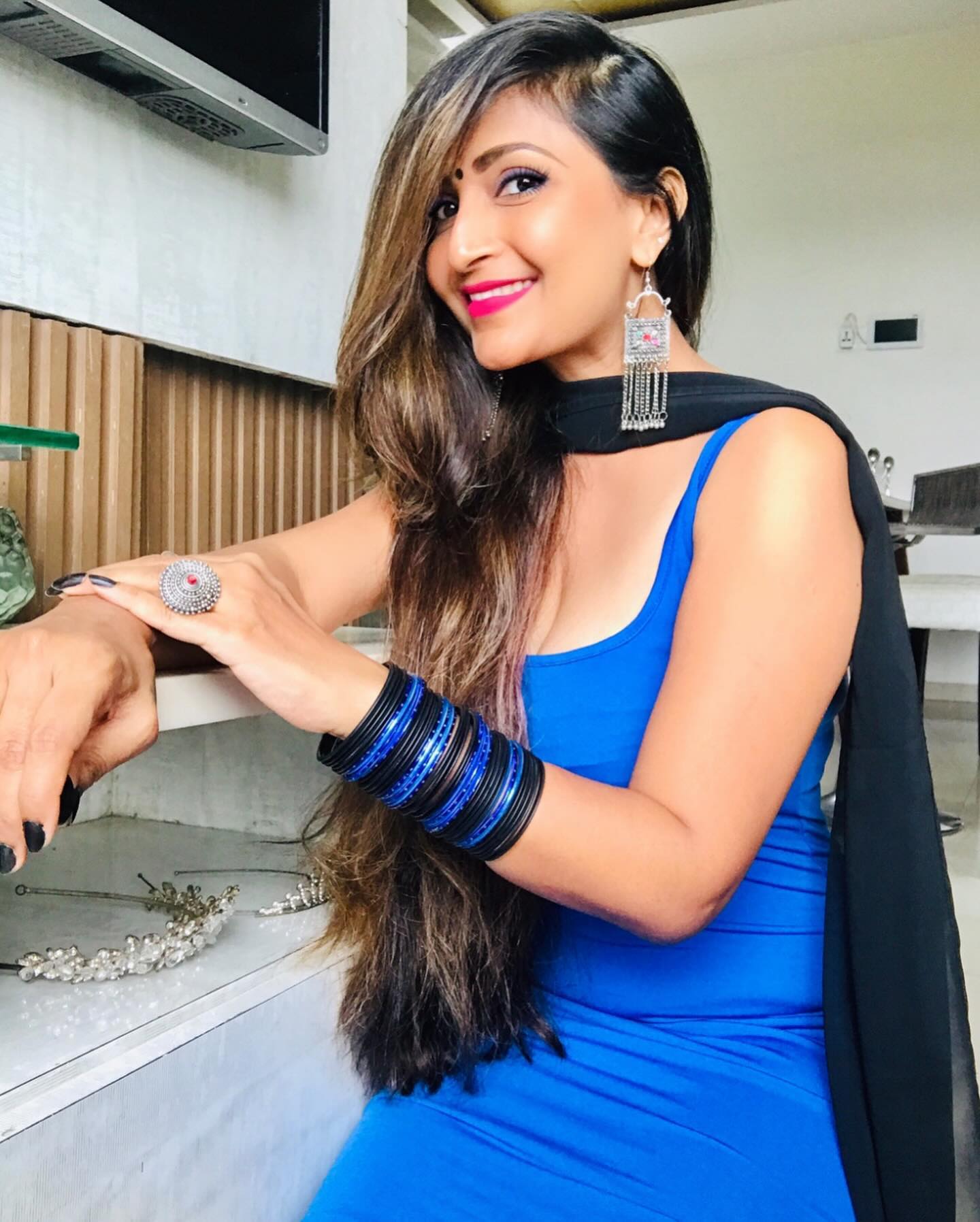 Roma varadkar chubby cleavage exposed in tight low neck salwar ...