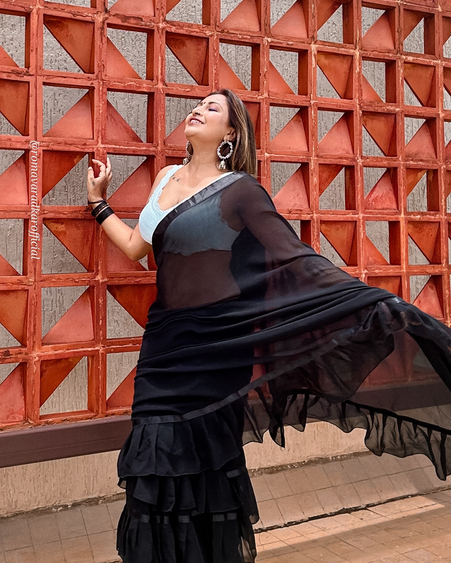 Roma varadkar milky curvy navel exposed in saree. - glamsundari.in