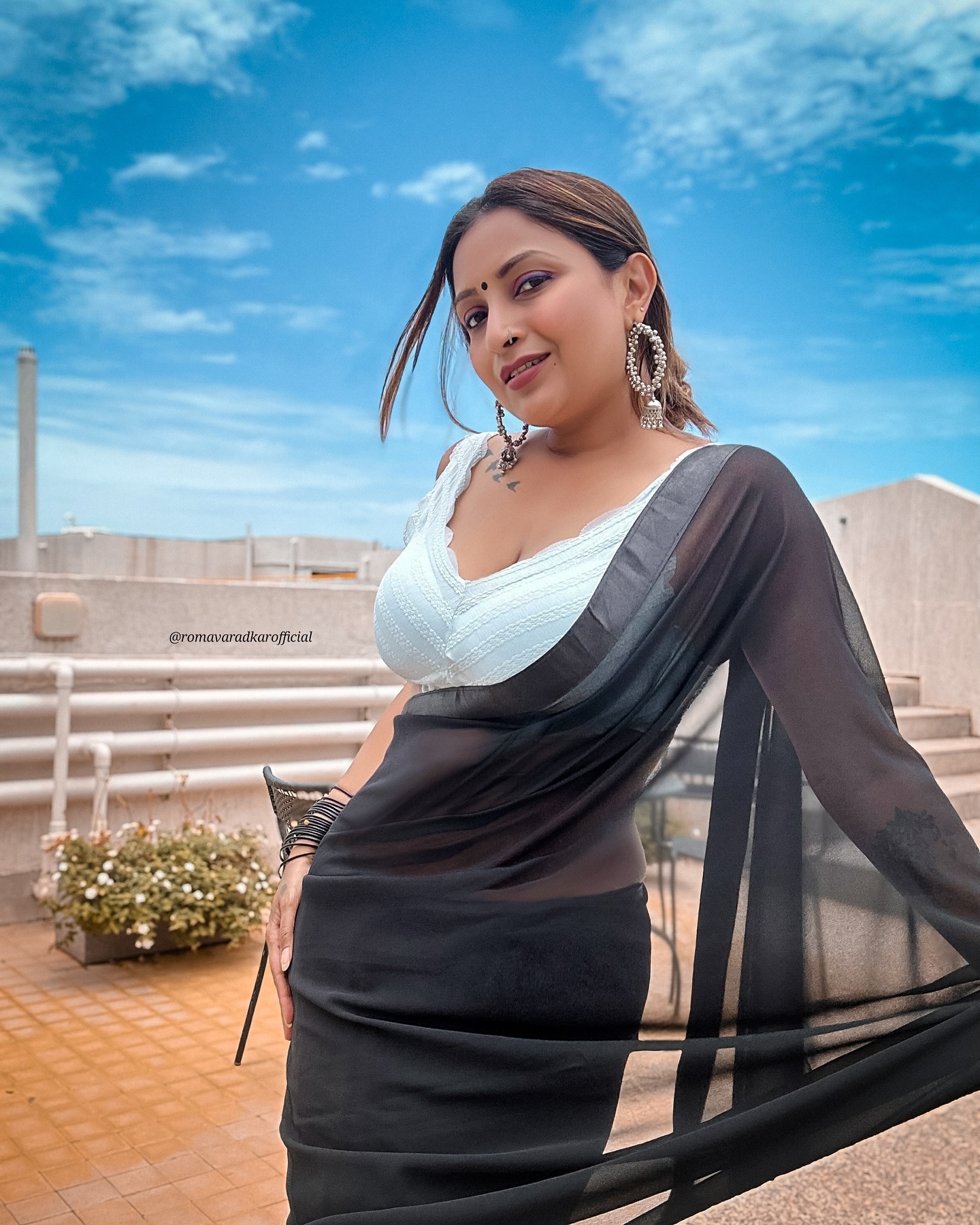 Roma varadkar milky curvy navel exposed in saree. - glamsundari.in
