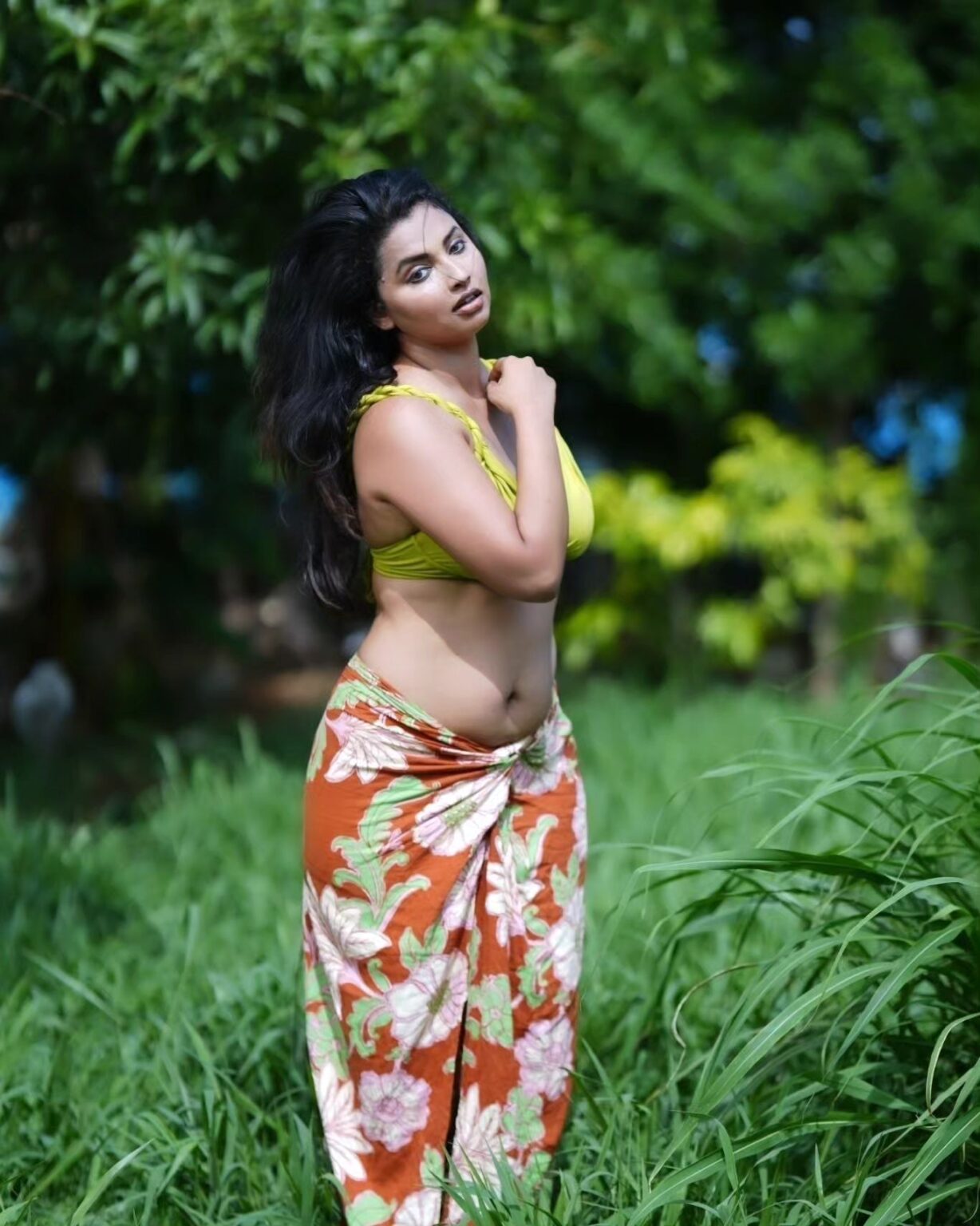 Anicka vikhraman chubby navel and cleavage exposed in bikini tops. - glamsundari.in