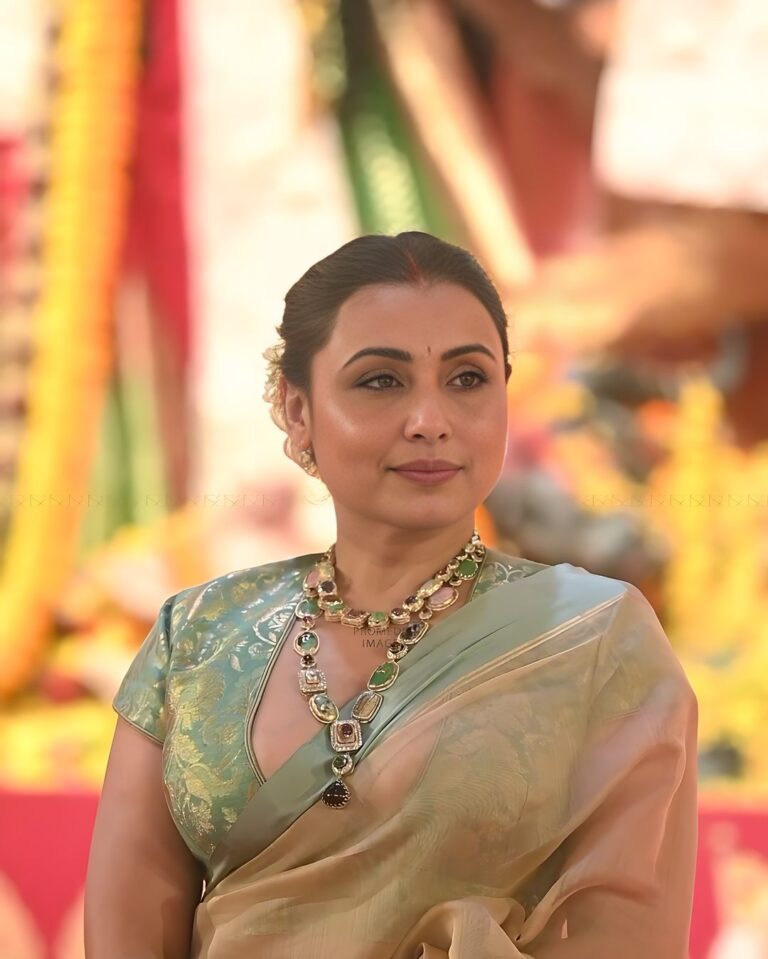 Rani mukerji chubby cleavage exposed in saree photos. - glamsundari.in