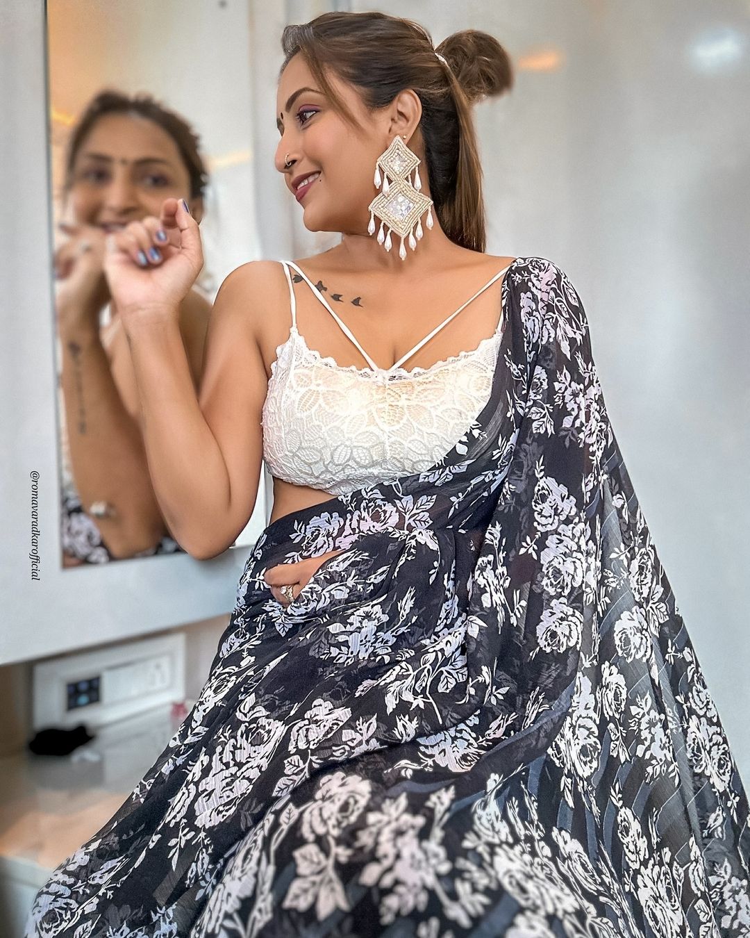Roma varadkar curvy navel exposed in black saree. - glamsundari.in