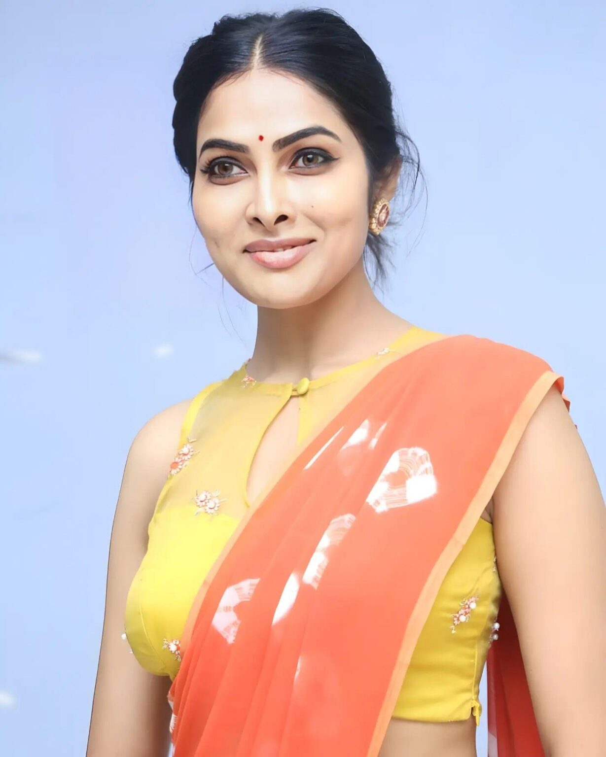 Divi vadthya silky navel exposed in yellow saree. - glamsundari.in
