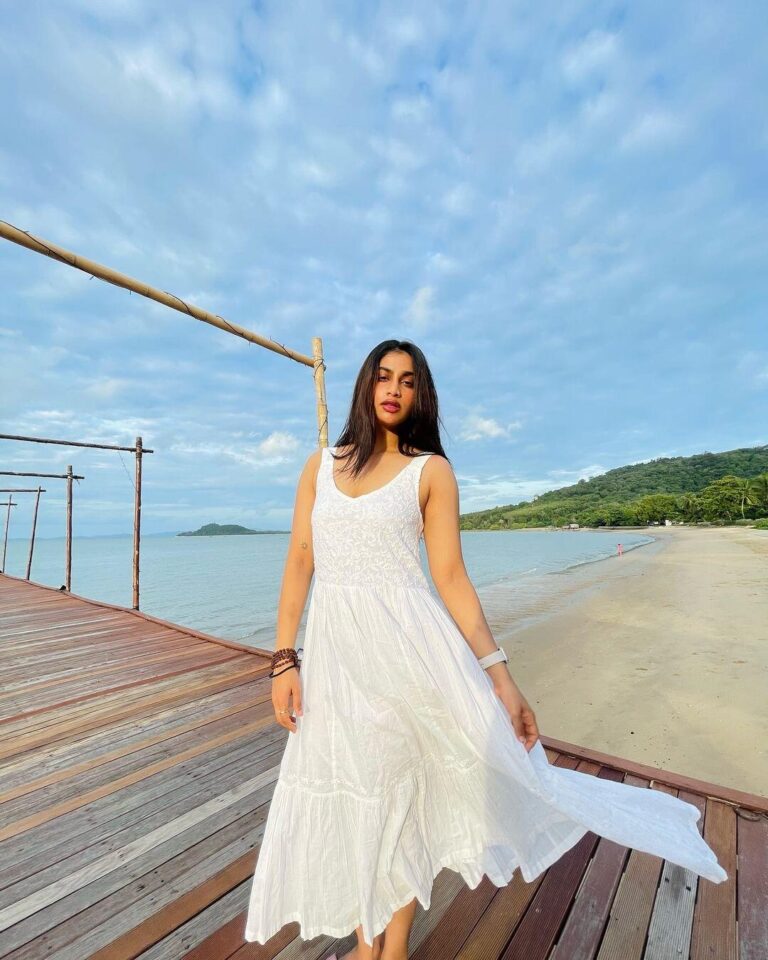 Tamil tv serial actress shivani hot pose in sleeveless white gown ...