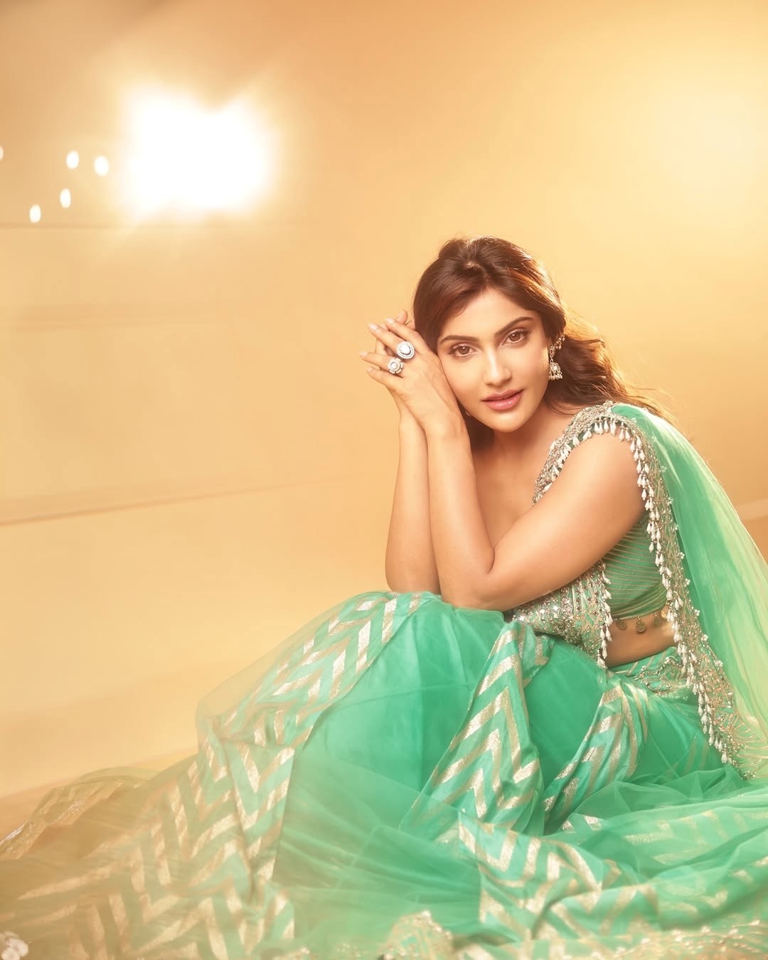 Ishita raj silky heart exposed in green ensembled saree.. - glamsundari.in
