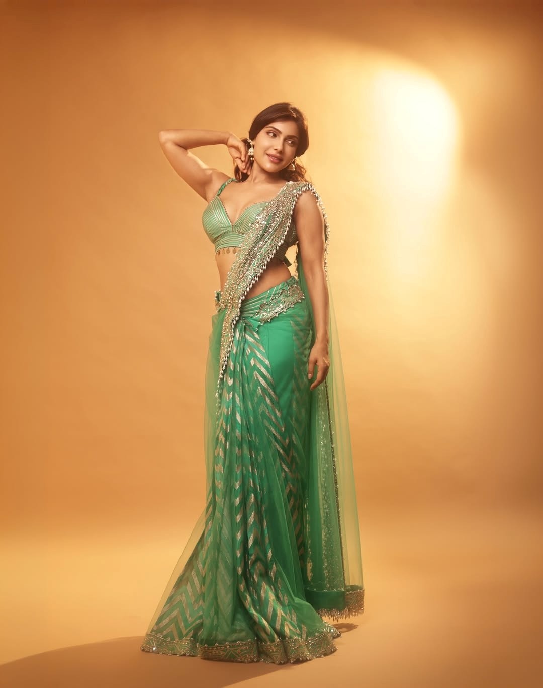Ishita raj silky heart exposed in green ensembled saree.. - glamsundari.in