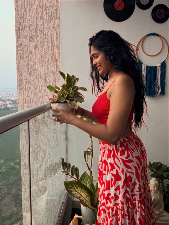 Divi vadthya showcased her midriff in red bralette top and skirt ...